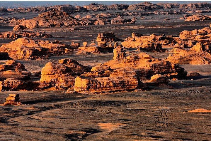 Dunhuang Private Tour: Western Thousand Buddha Caves and Yadan ...